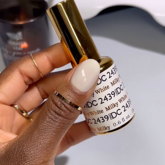 Milky White #2439 – DND Gel