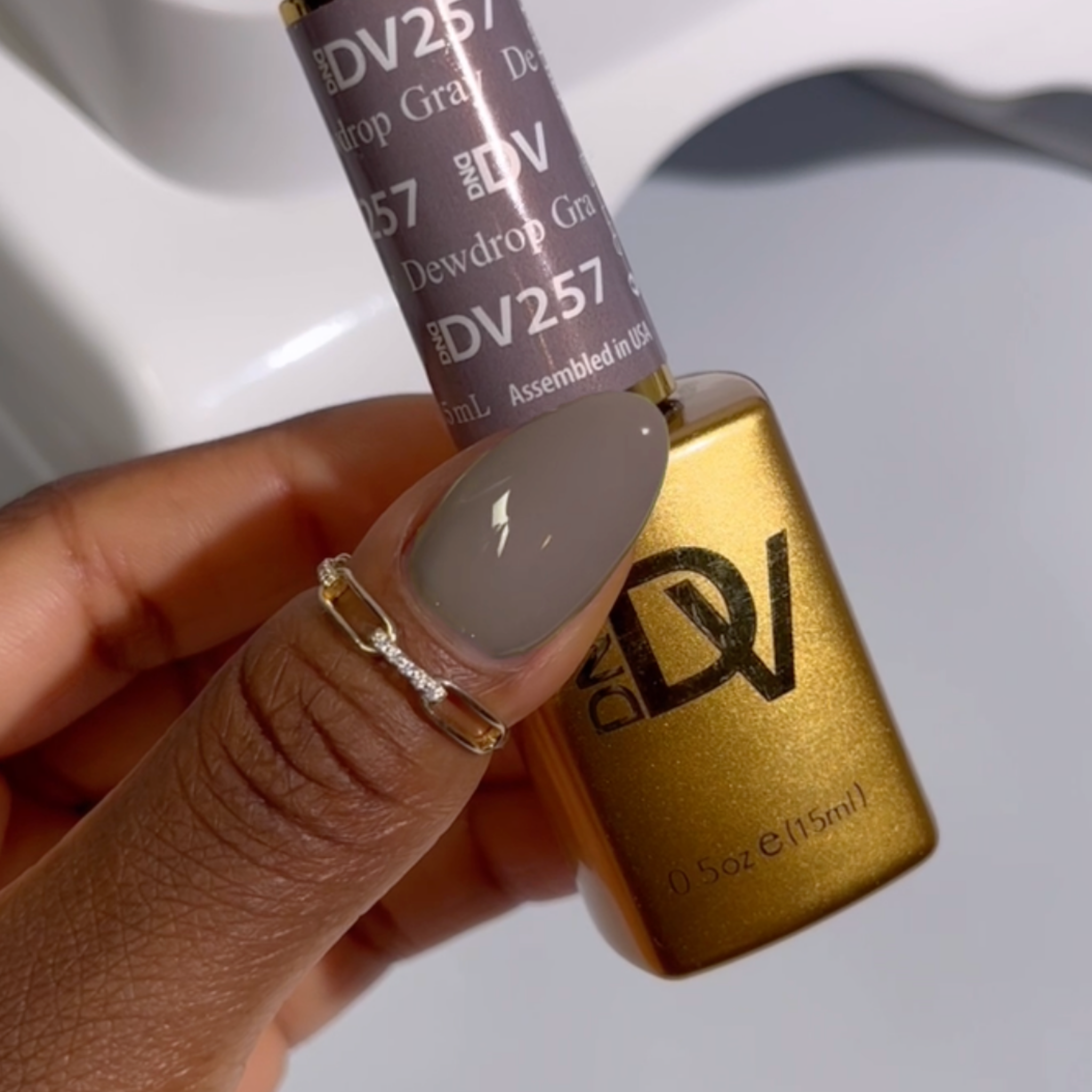 Dewdrop Gray DIVA #257 – DND Gel